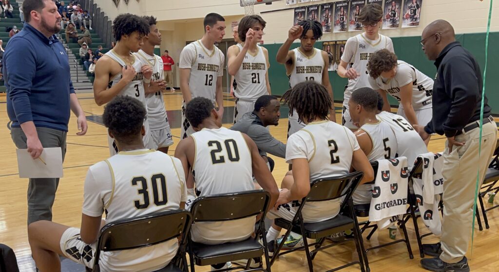 Streaking Comets: Strong's late 3 lifts R-H to fifth straight win ...