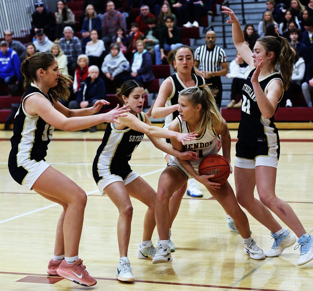 Sutherland rallies to win fourth straight - Pickin' Splinters